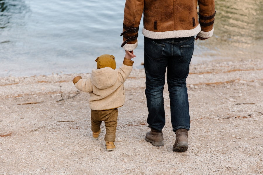 Comment accompagner son enfant à faire ses premiers pas ...