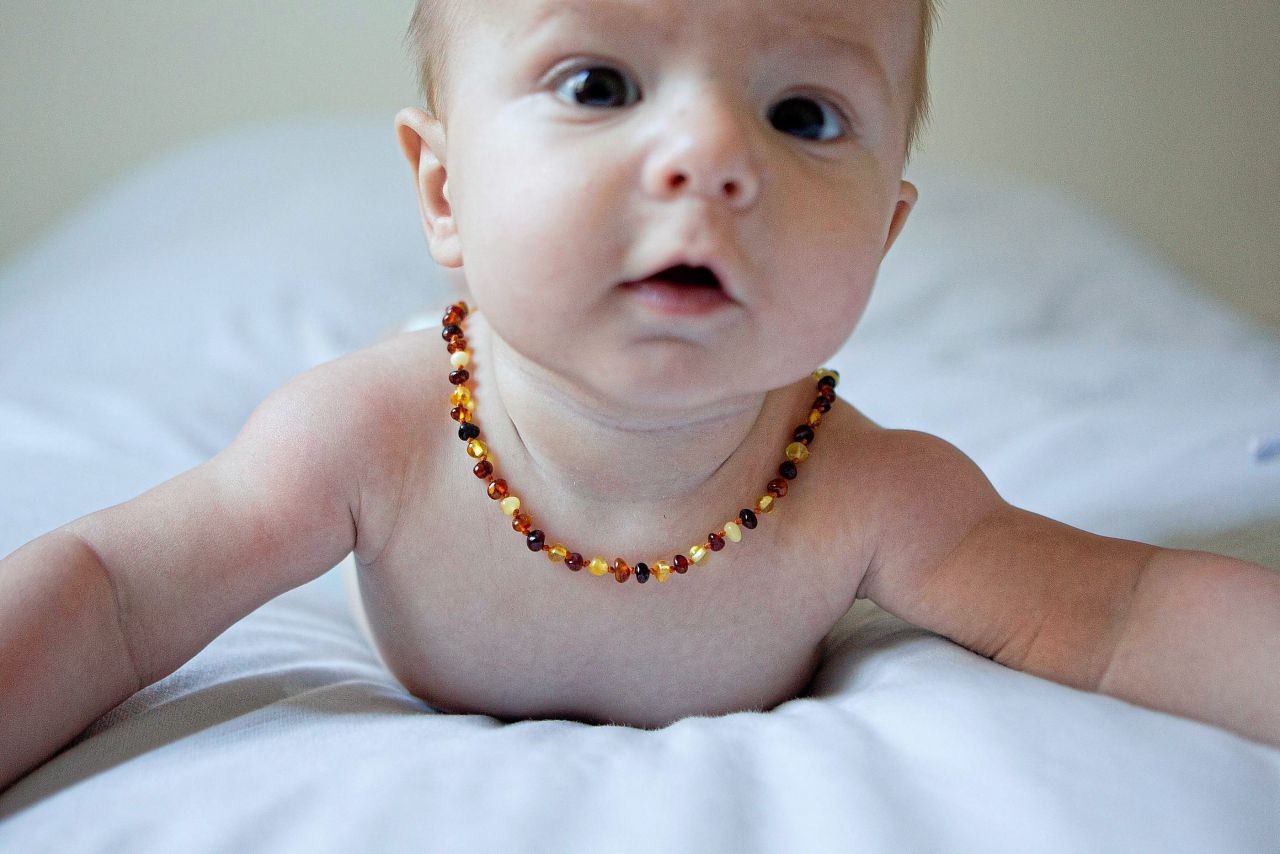 Tout savoir sur le collier d’ambre pour bébé - Planetepapas.com